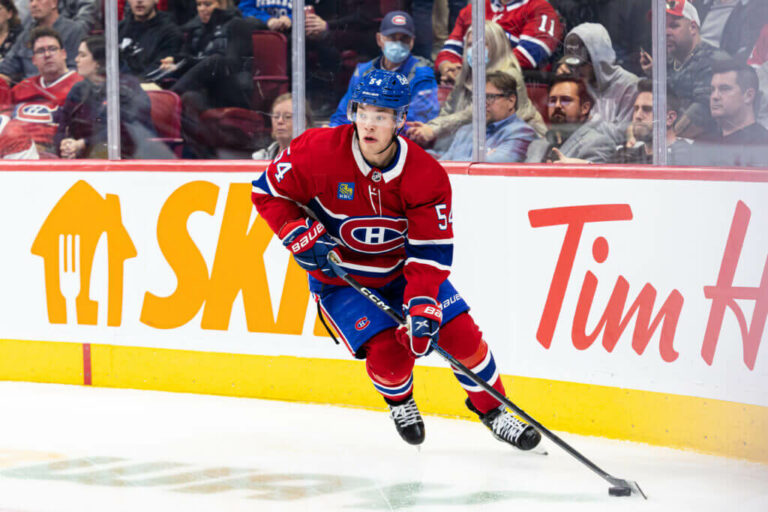 Jordan Harris célèbre son nouveau contrat de belle façon! - La Poche Bleue