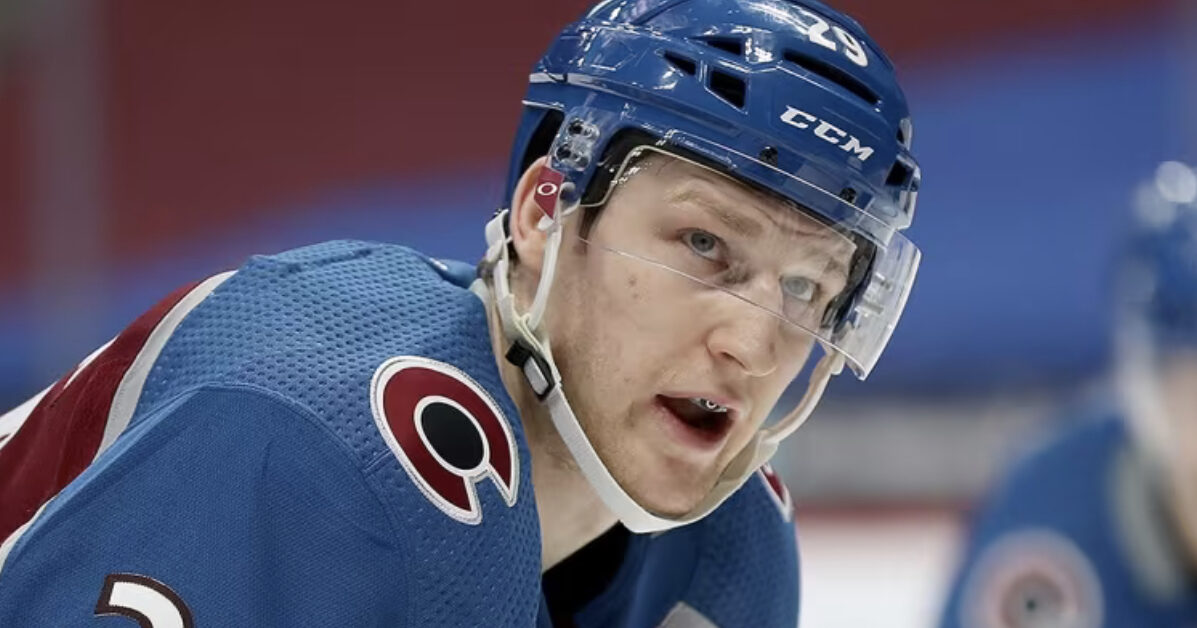 Quand MacKinnon a l’air d’un enfant de huit ans! - La Poche Bleue