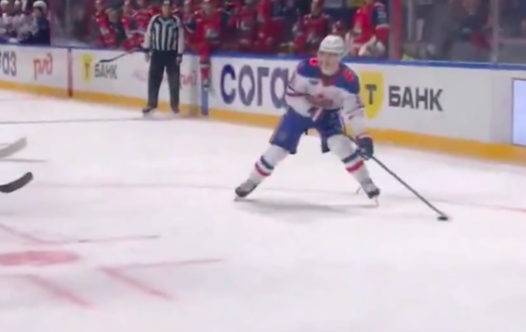 CH: Ivan Demidov apprend les rudiments du hockey «pro» - La Poche Bleue